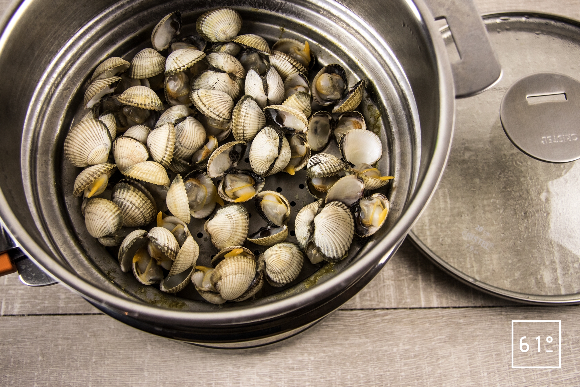 Coques et Saint Jacques et salade d’algues au xipister | Recette | 61 ...