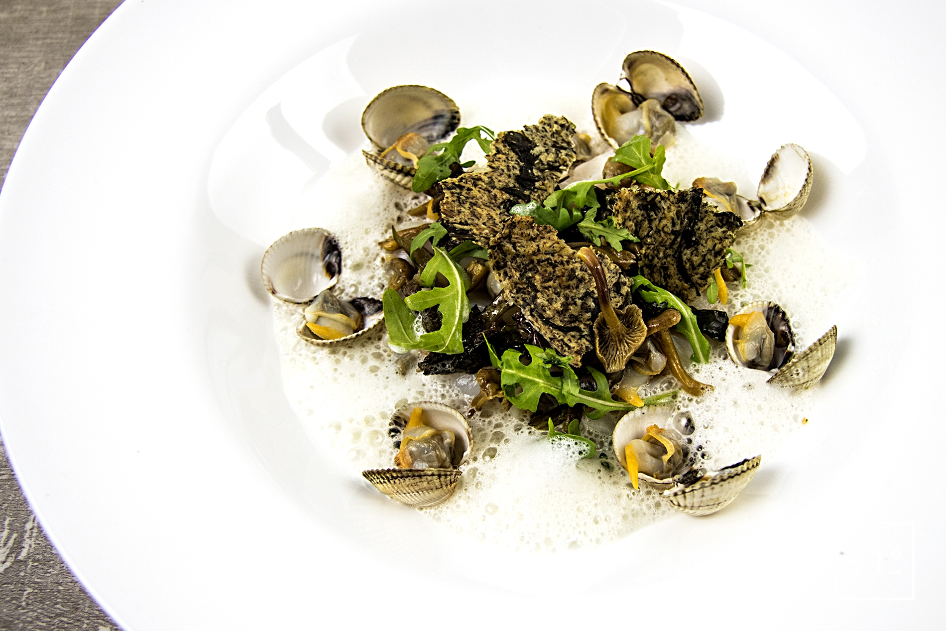 Coques et Saint Jacques et salade d’algues au xipister | Recette | 61 ...