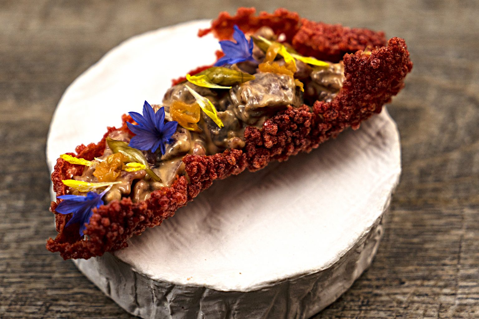 Tartare de bœuf argentin, crackers de riz à la betterave et piment ...